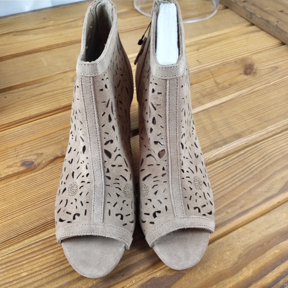 American Rag | Shoes | American Rag Glial Taupe Laser Cut Open Toe ...